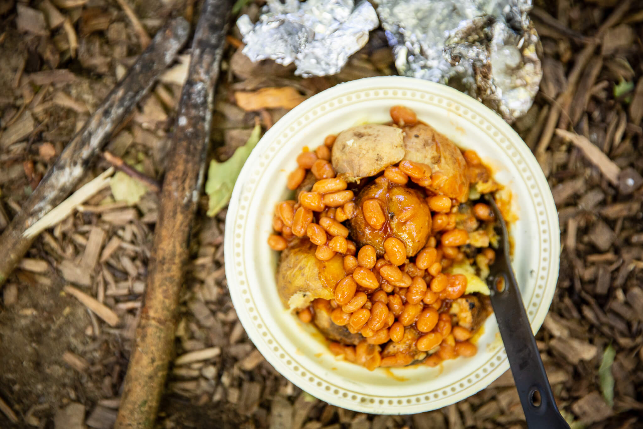 Fire-roasted potatoes with canned baked beans – Scuba Duo